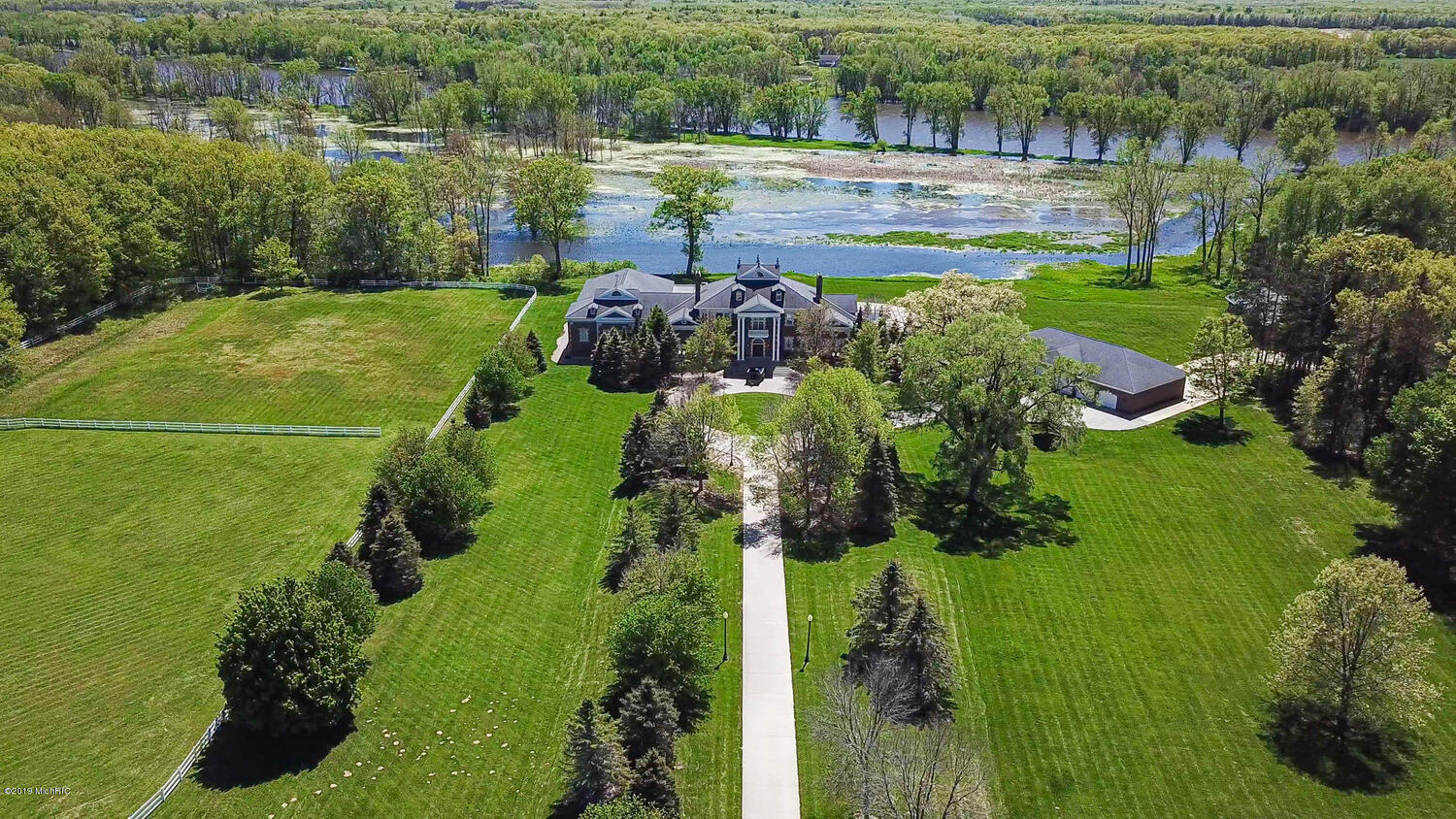 Incredible Areas in Michigan to Live on the Waterfront - Haven Lifestyles